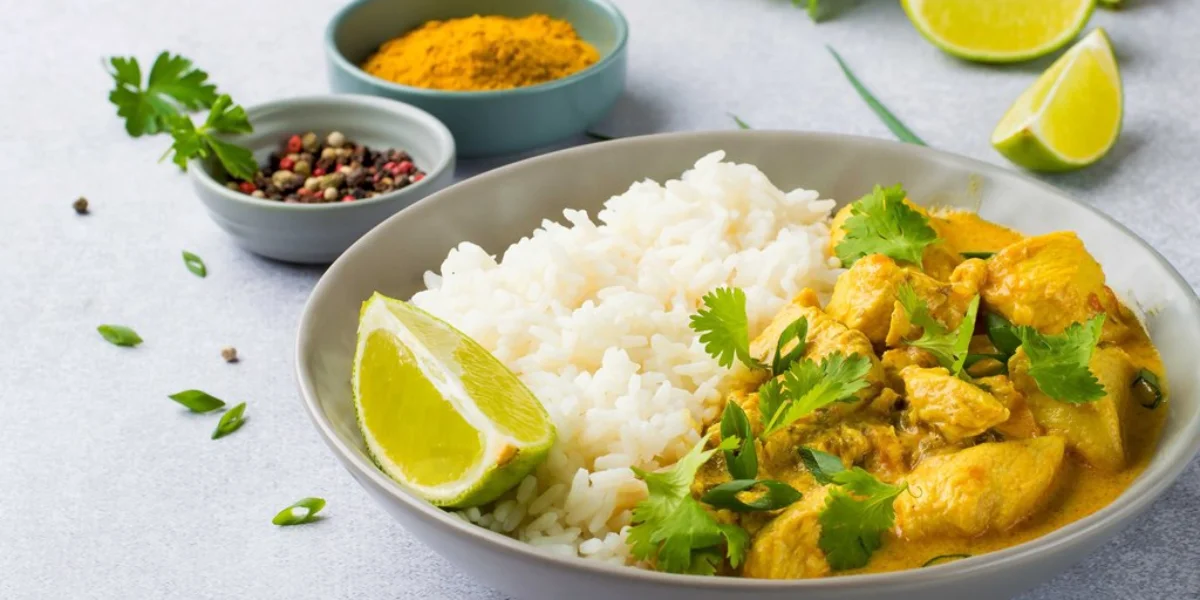 Curry de poulet avec du riz